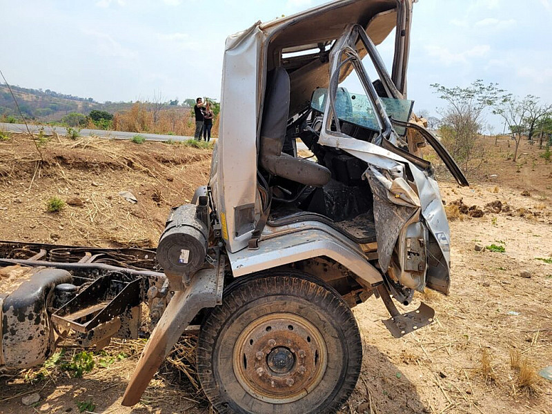 Homem morre após caminhão capotar na GO-446, em Posse-GO | Portal Foca Lá