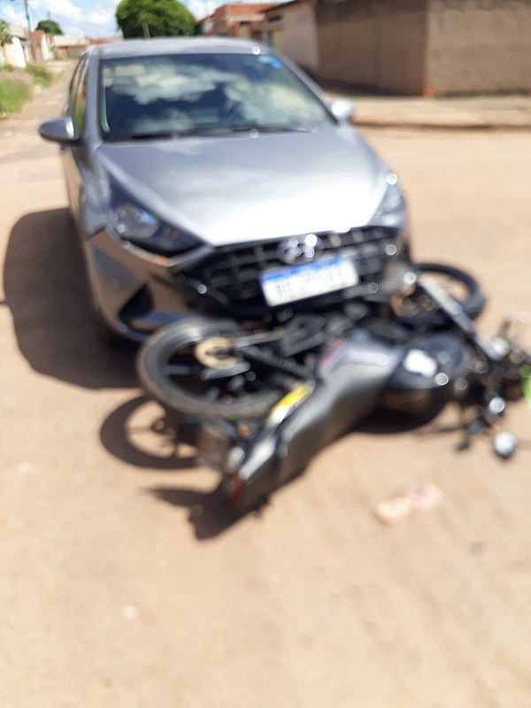 Colisão entre carro e moto deixa uma pessoa ferida em Formosa | Portal Foca Lá