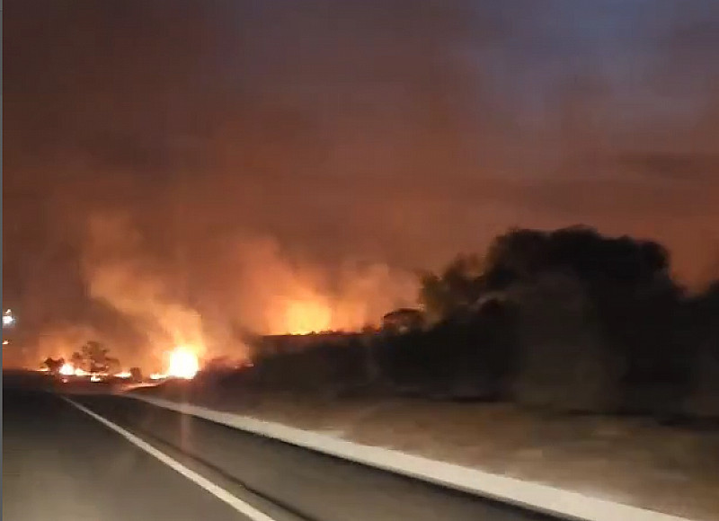 Vídeo: Incêndio de grandes proporções atinge matagal às margens da BR ... Vídeo: Incêndio de grandes proporções atinge matagal às margens da BR ...