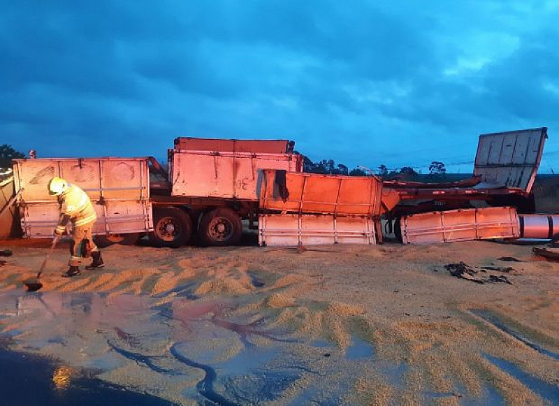 Trecho da BR-020 fica interditado após acidente | Portal Foca Lá